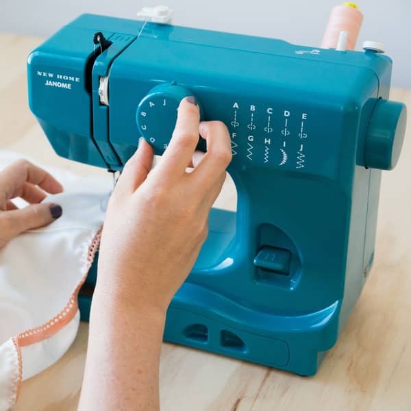 Janome Marine Magic Basic, Easy-to-Use, 10-stitch Portable, 5 lb ...