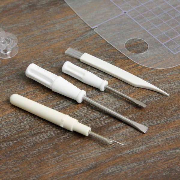 Brother PE770 Embroidery Machine with Bonus Embroidery Thread - Bed ...