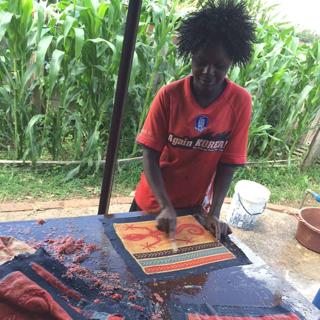 Handmade Black and White Lizard Batik Cushion Cover (Zimbabwe ...