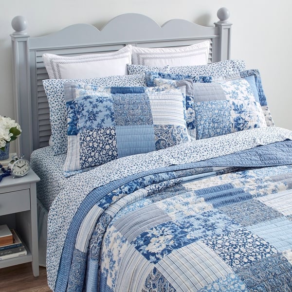 light blue patterned quilt