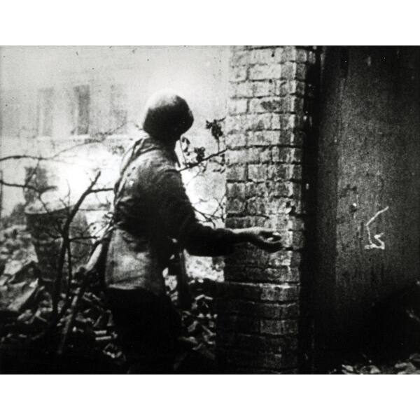 A Russian soldier throwing a grenade during the Battle of Stalingrad ...
