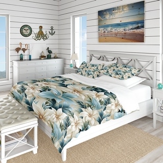 Designart "Coastal Symphony Tropical Pattern II" Blue Floral Bedding ...