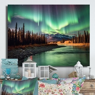 Designart "Yukon Northern Lights Beauty I" Canadian Metal Large Print ...