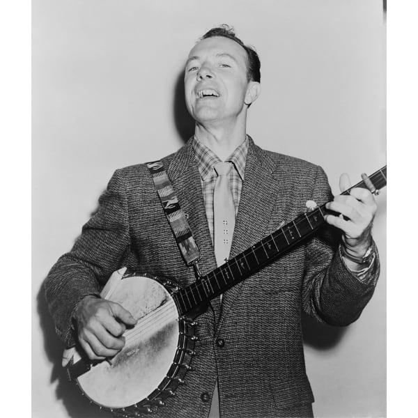 Pete Seeger Singing Playing Banjo He Wrote Many Classic Folk Songs ...