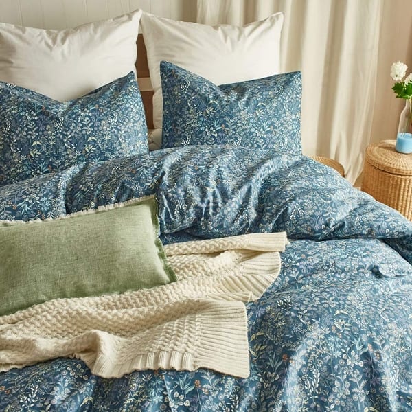 blue flower pattern comforter