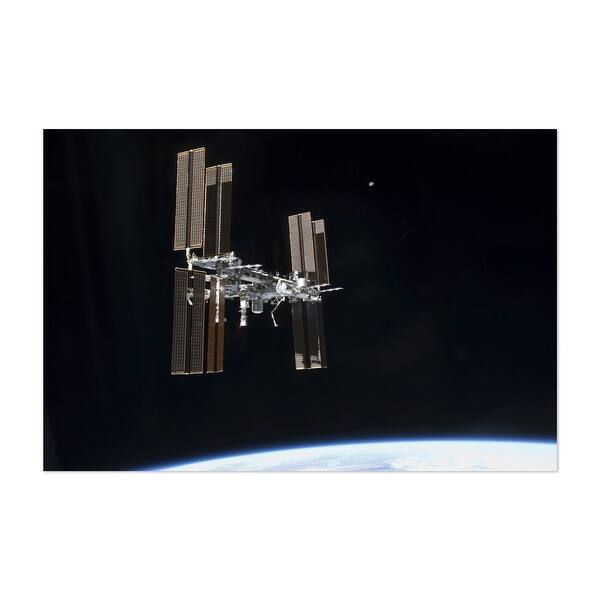 The International Space Station in orbit above Earth Art Print/Poster ...