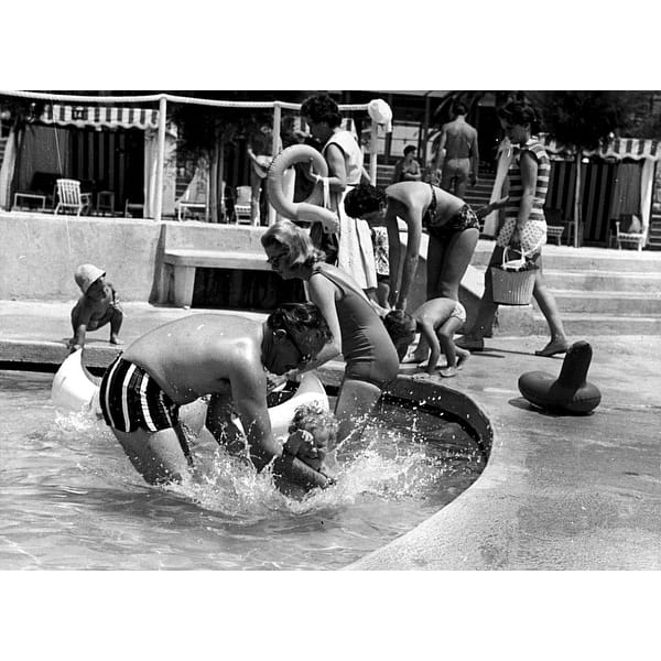 Grace Kelly in a swimming pool with her family Photo Print - Bed Bath ...