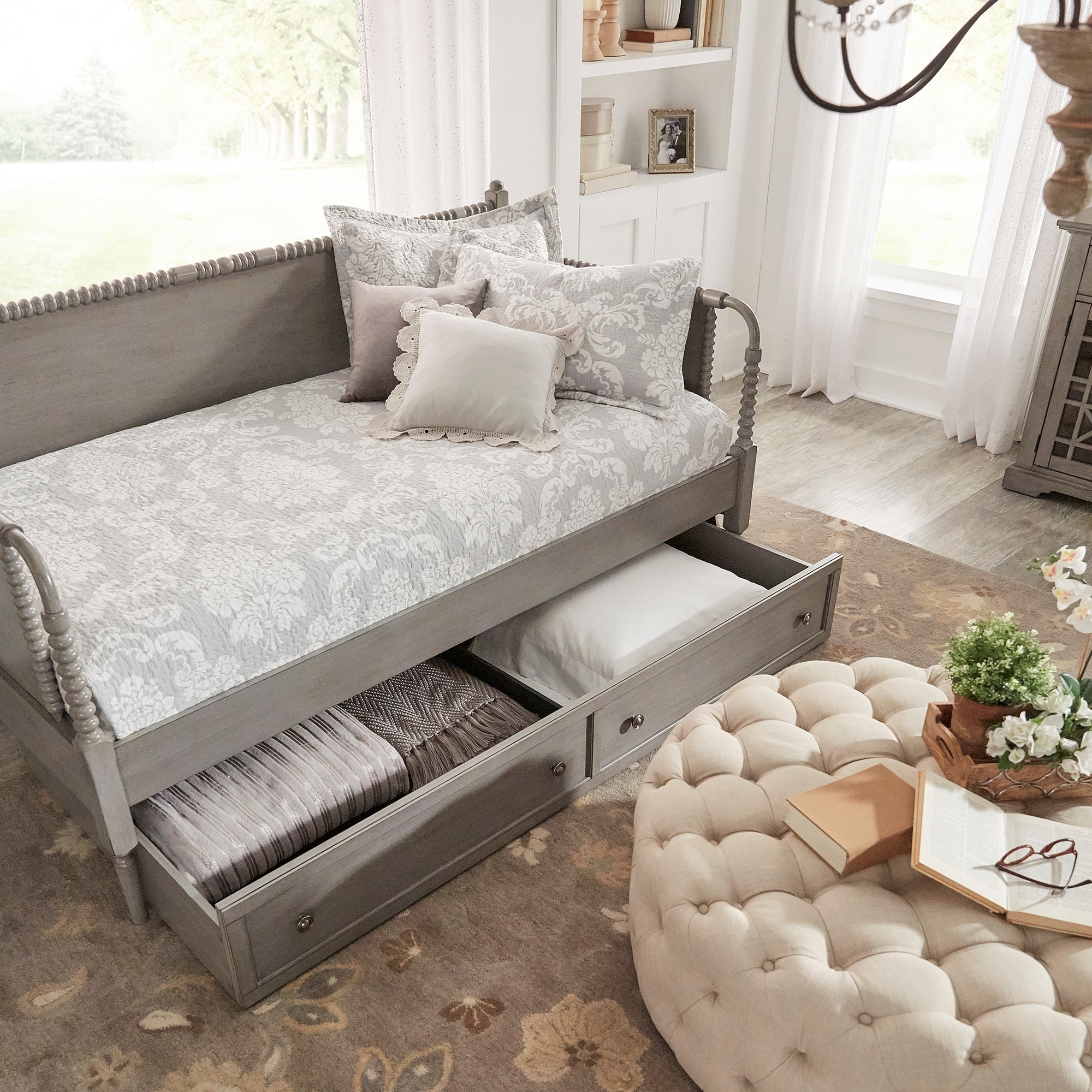 Traditional daybed store