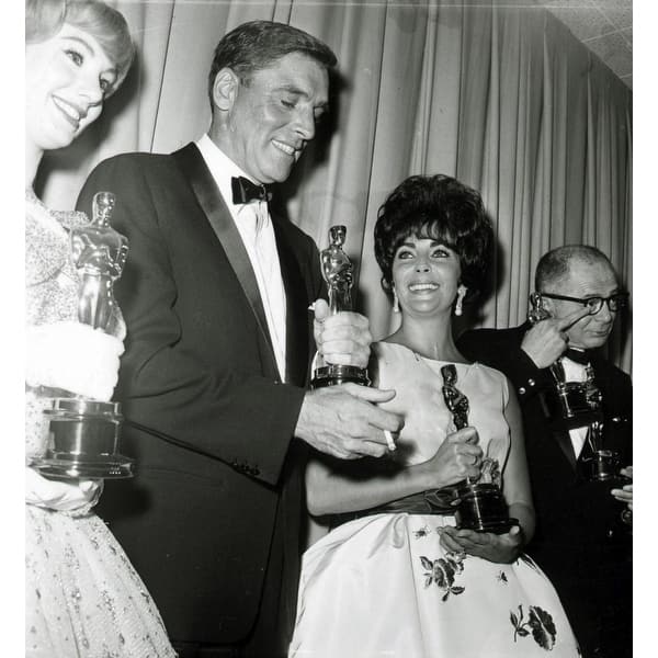 Elizabeth Taylor and Burt Lancaster holding Oscars Photo Print - Bed ...