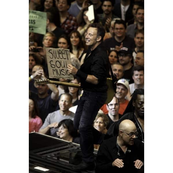Bruce Springsteen holding a sign at Madison Square Garden Photo Print ...