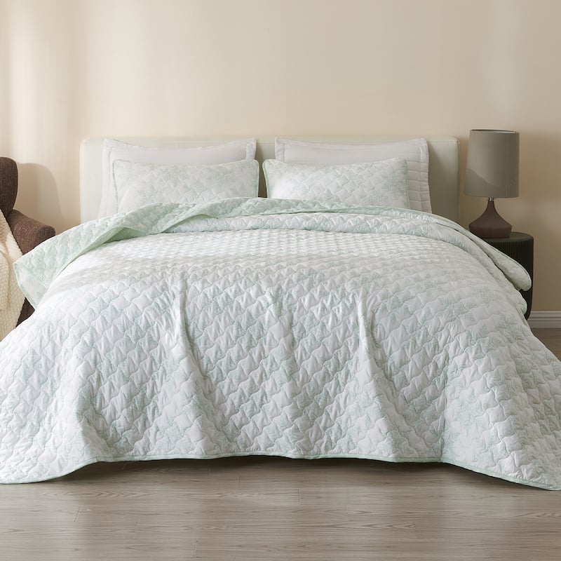 Premium Holiday Printed Microfiber Quilt Set With Shams - Overstock ...