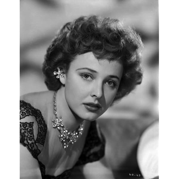Laraine Day posed wearing Necklace in Black and White Photo Print - Bed ...