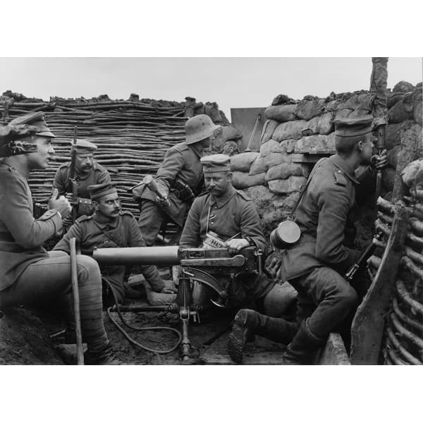 German Ww1 Soldiers With Machine Gun 40 Meters From The British ...