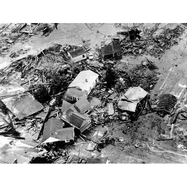 1964 Alaska Earthquake A 30 Foot High Tidal Wave Caused By The 92 ...