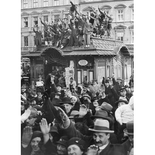 Hundreds Of Thousands Of Austrians Line The Route Of HitlerS Triumphant ...