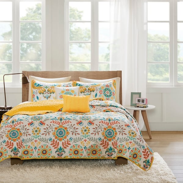 Intelligent Design Mona Reversible Quilt Set with Throw Pillows ...