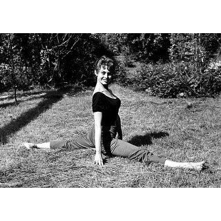 Brigitte Bardot doing the splits in a garden Photo Print - Bed Bath ...