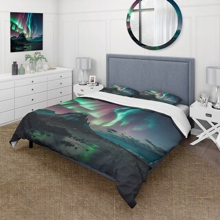 Designart "Northern Lights Reflected On The Water V" Green Traditional ...