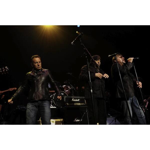 Bruce Springsteen singing with Steve Van Zant and Southside Johnny ...