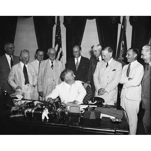 Franklin Roosevelt Signs The Banking Act Of 1935 Aug 23 History - Bed ...