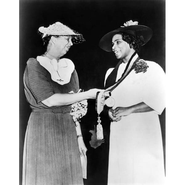 Eleanor Roosevelt Gives Singer Marian Anderson The Springarn Medal ...