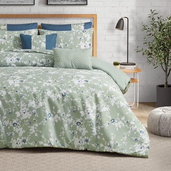 white patterned bedding