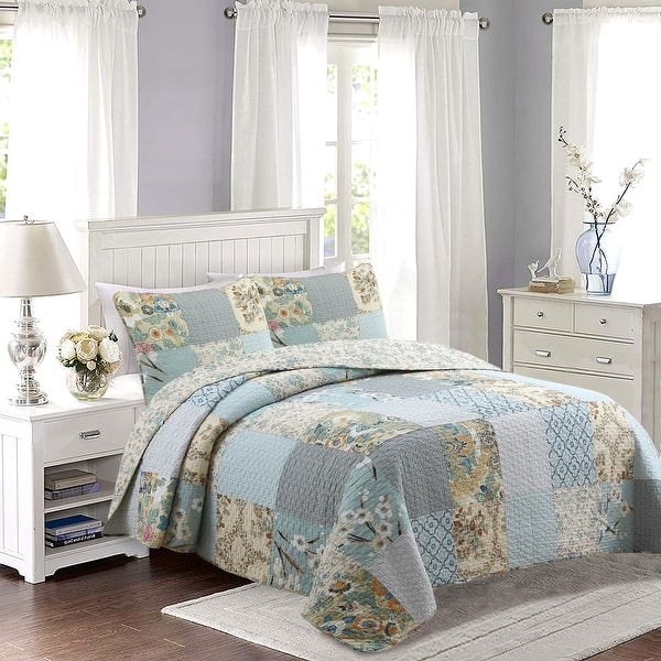 light blue patterned quilt