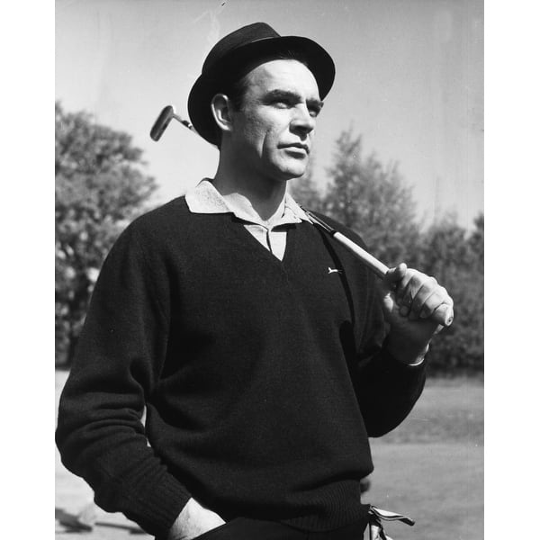 Film still of Sean Connery holding a golf club in Goldfinger Photo ...