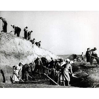 Russian women digging trenches during the Battle of Stalingrad Photo ...