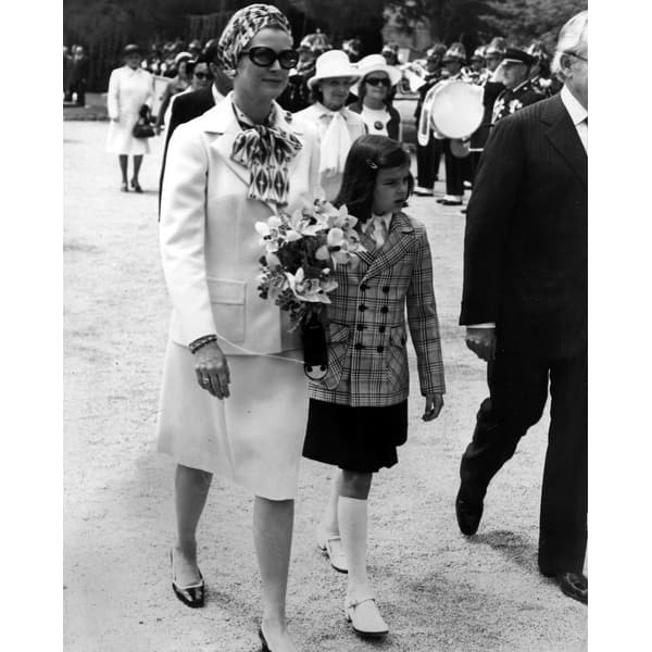 Grace Kelly and daughter Princess Stephanie walking outdoors Photo ...