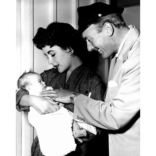 Elizabeth Taylor and Michael Wilding with their son Photo Print - Bed ...