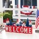 Glitzhome 14''L Patriotic/ Americana Wooden House Brush Trees Table ...