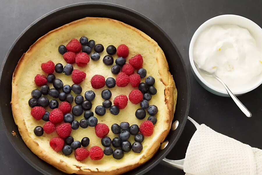Baked Puffed Pancake with Berries & Greek Yogurt Sauce Recipe - Bed ...